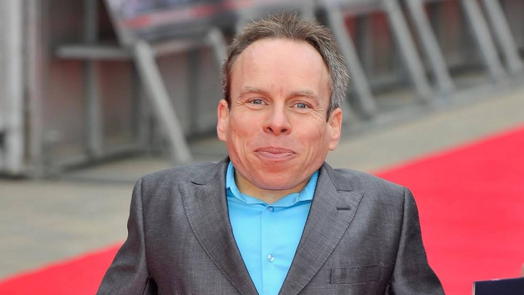 Warwick Davis, actor de Harry Potter y Star Wars, recibe la Orden del ...