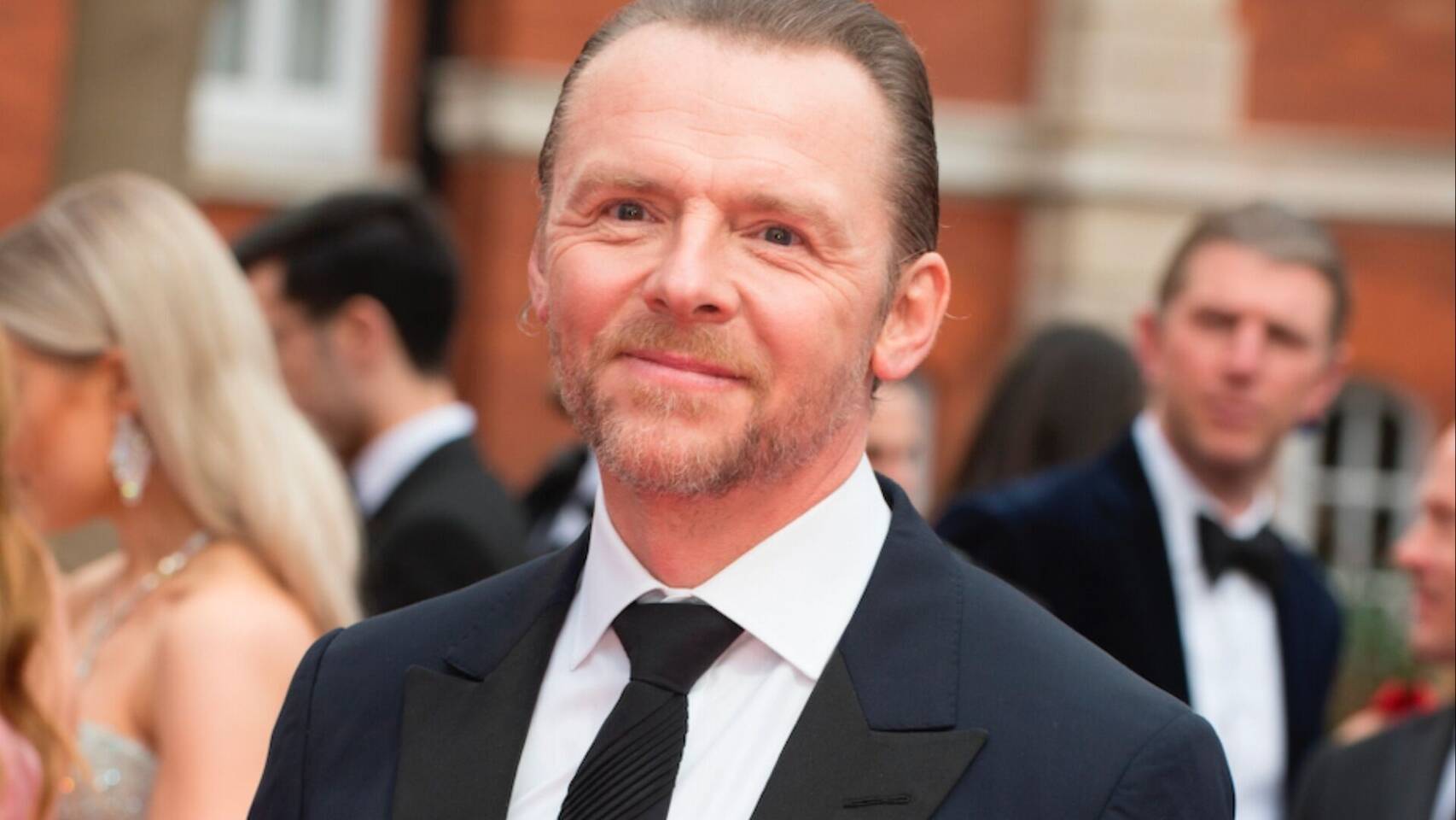 Simon Pegg confiesa que ocultó su alcoholismo mientras rodaba 'Misión ...