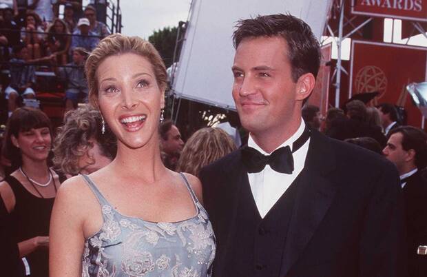 Lisa Kudrow encuentra una nota de Matthew Perry escondida en un regalo que le hizo el actor de ...