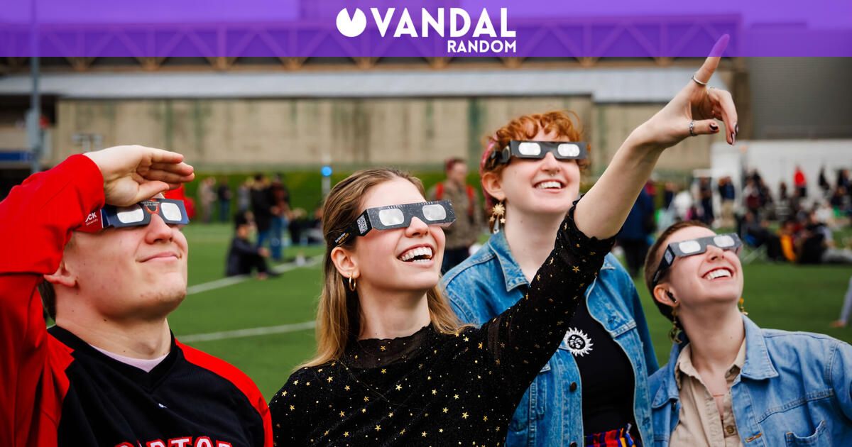 Muestran en directo los testículos de un espectador para comparar con ...